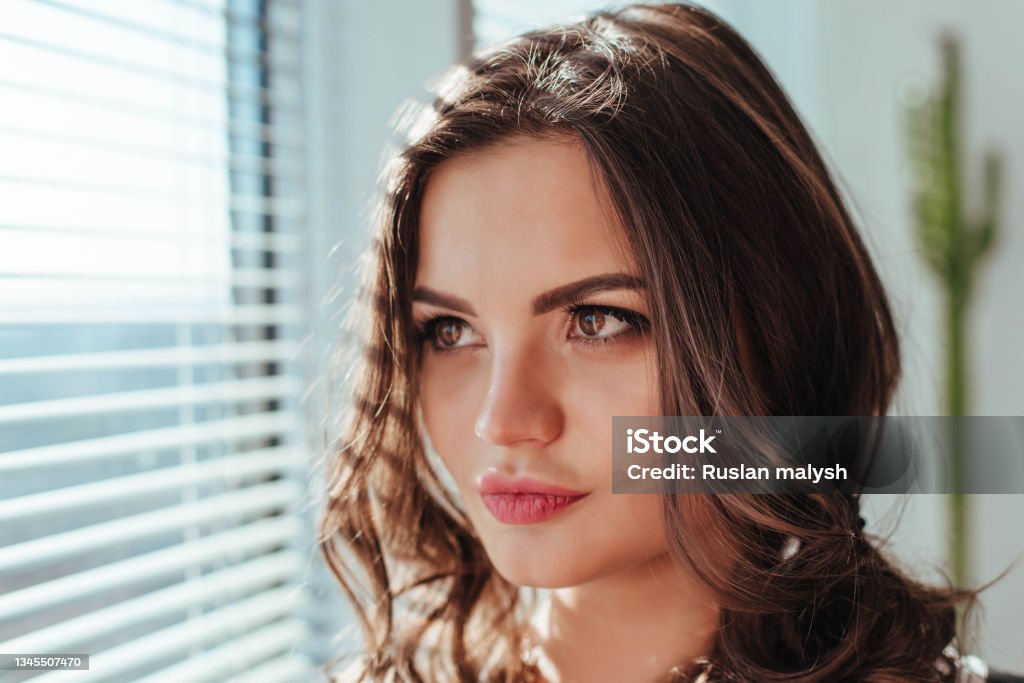 Photo Libre De Droit De Belle Femme Brune Aux Cheveux Naturels En Pose Sensuelle Sur Le Lit Avec