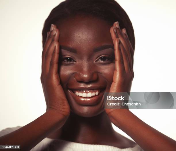Gaya Hidup Dan Konsep Orang Potret Seorang Wanita Muda Afrika Yang ... Gaya Hidup Dan Konsep Orang Potret Seorang Wanita Muda Afrika Yang ...