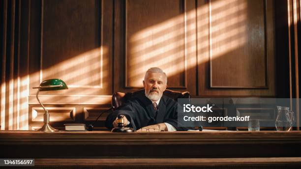 Corte De Justicia Y Corte De Justicia Sesión De Juicio Juez Imparcial