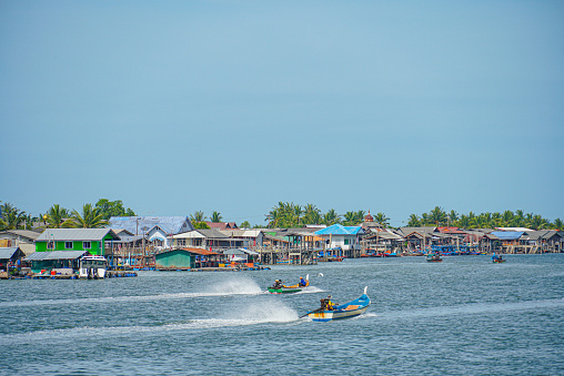 Pemandangan Tepi Sungai Perahu Berlayar Di Sungai Di Sungai Dengan ... Pemandangan Tepi Sungai Perahu Berlayar Di Sungai Di Sungai Dengan ...