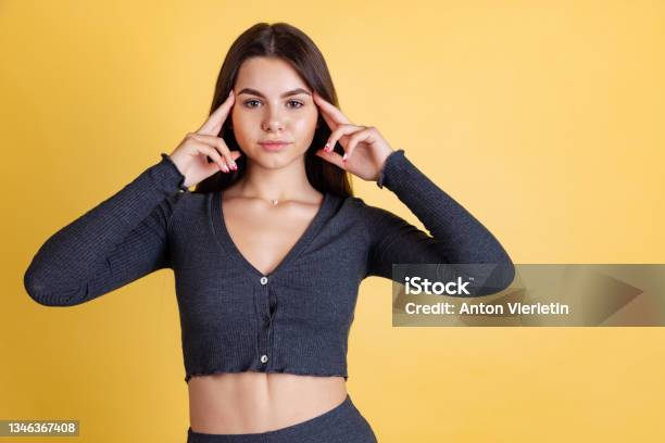 Potret Gadis Kaukasia Muda Yang Cantik Menyentuh Kuilkuil Yang
