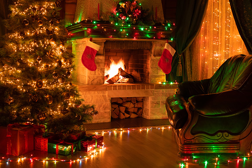 Pohon Yang Didekorasi Natal Di Interior Gelap Dengan Perapian Kursi Dan ... Pohon Yang Didekorasi Natal Di Interior Gelap Dengan Perapian Kursi Dan ...