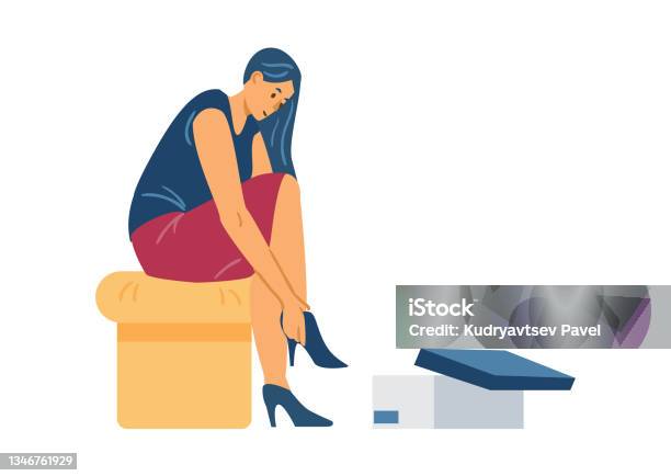 Wanita Cantik Dengan Rambut Panjang Duduk Di Bangku Mencoba Sepatu Hak
