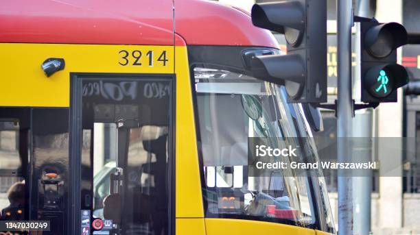 Trem Kuning Berdiri Di Depan Pejalan Kaki Yang Menyeberang Karena ... Trem Kuning Berdiri Di Depan Pejalan Kaki Yang Menyeberang Karena ...