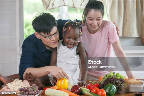 Pasangan Asia Memasak Dan Mencicipi Makanan Dengan Gadis Afrikaamerika ... Pasangan Asia Memasak Dan Mencicipi Makanan Dengan Gadis Afrikaamerika ...