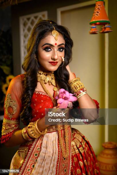 Potret Gadis Muda India Cantik Mengenakan Saree Tradisional Perhiasan ... Potret Gadis Muda India Cantik Mengenakan Saree Tradisional Perhiasan ...