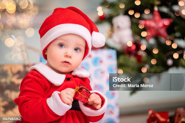 Photo Libre De Droit De Un Adorable Enfant Déguisé En Père Noël Joue