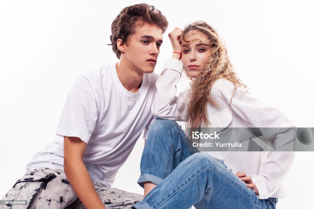 Photo Libre De Droit De Jeune Joli Couple Ensemble Posant Joyeusement