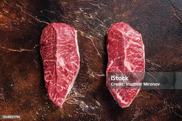 Raw Top Blade Atau Steak Daging Sapi Besi Datar Di Atas Meja Daging