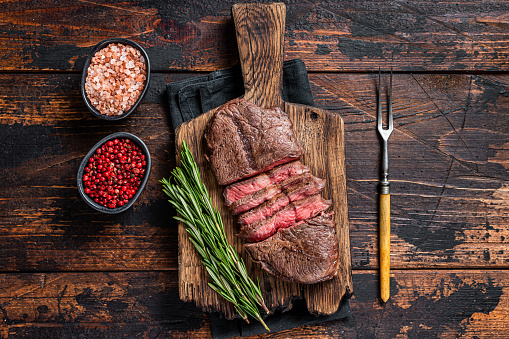 Fried Top Blade Atau Steak Daging Sapi Panggang Besi Datar Di Papan