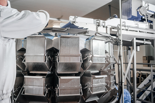 Foto de Máquina De Embalagem De Pesagem Multicabeça Vertical Em Uma ... Foto de Máquina De Embalagem De Pesagem Multicabeça Vertical Em Uma ...