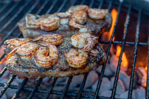 Lezat Rib Eye Steak Atasnya Dengan Mentega Dan Udang Di Atas Panggangan
