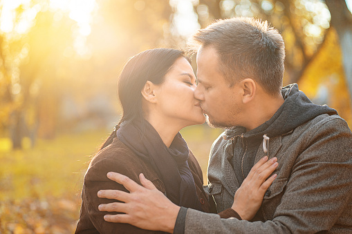 Photo Libre De Droit De Couple Amoureux Sembrassant Au Soleil Qui