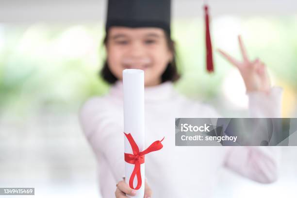 Potret Bahagianya Lulusan Sma Putri Asia Dengan Topi Kelulusan Memegang ... Potret Bahagianya Lulusan Sma Putri Asia Dengan Topi Kelulusan Memegang ...