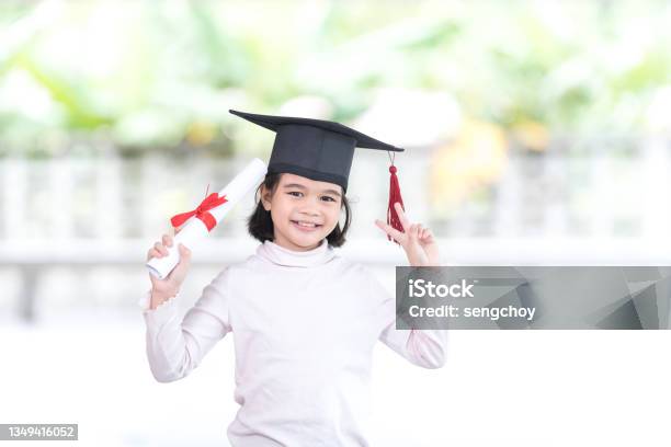Potret Bahagianya Lulusan Sma Putri Asia Dengan Topi Kelulusan Memegang ... Potret Bahagianya Lulusan Sma Putri Asia Dengan Topi Kelulusan Memegang ...
