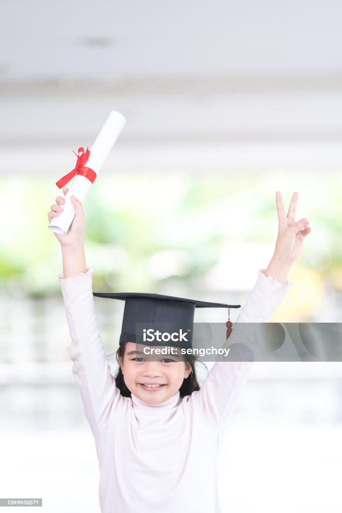Potret Bahagianya Lulusan Sma Putri Asia Dengan Topi Kelulusan Memegang ... Potret Bahagianya Lulusan Sma Putri Asia Dengan Topi Kelulusan Memegang ...