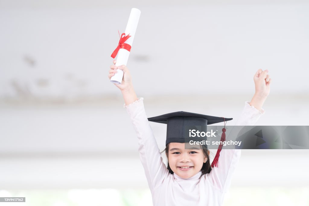 Potret Bahagianya Lulusan Sma Putri Asia Dengan Topi Kelulusan Memegang ... Potret Bahagianya Lulusan Sma Putri Asia Dengan Topi Kelulusan Memegang ...