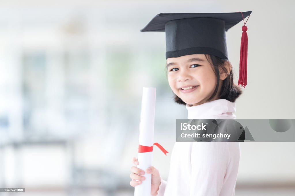 Potret Bahagianya Lulusan Sma Putri Asia Dengan Topi Kelulusan Memegang ... Potret Bahagianya Lulusan Sma Putri Asia Dengan Topi Kelulusan Memegang ...
