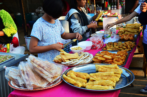 Pedagang Kaki Lima Wanita Thailand Memasak Makanan Di Pedagang Asongan ... Pedagang Kaki Lima Wanita Thailand Memasak Makanan Di Pedagang Asongan ...