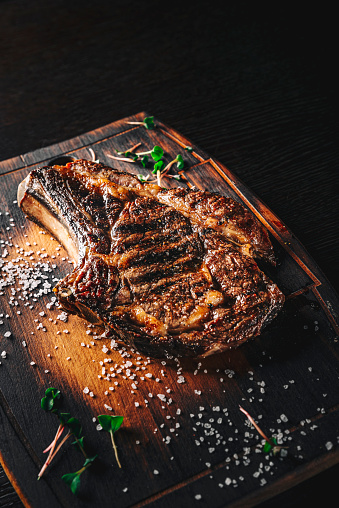 Steak Ribeye Panggang Di Atas Tulang Di Atas Papan Kayu Steak Koboi