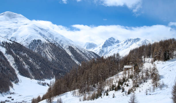 Small Mountain Pictures | Download Free Images on Unsplash