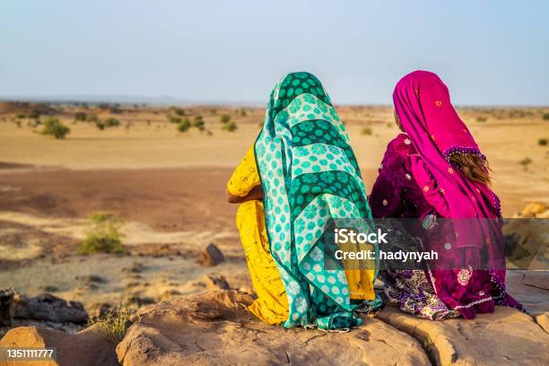 Dos Chicas Indias Gitanas Mirando A La Vista Pueblo Del Desierto India