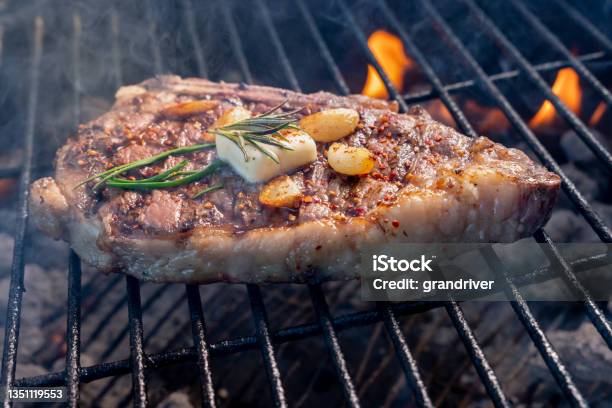 Rib Eye Steak Atasnya Dengan Mentega Bawang Putih Dan Rosemary Dan