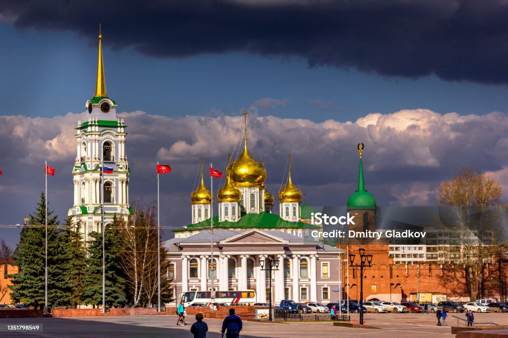 Церковь С Куполами На Фоне Темного Неба С Облаками — стоковые