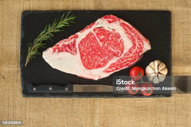 Latar Belakang Makanan Steak Ribeye Daging Sapi Segar Mentah Dengan