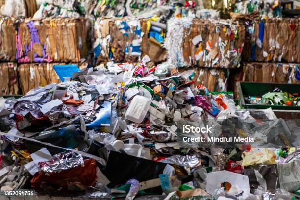 Gundukan Sampah Plastik Kertas Dan Karton Foto Stok - Unduh Gambar ... Gundukan Sampah Plastik Kertas Dan Karton Foto Stok - Unduh Gambar ...