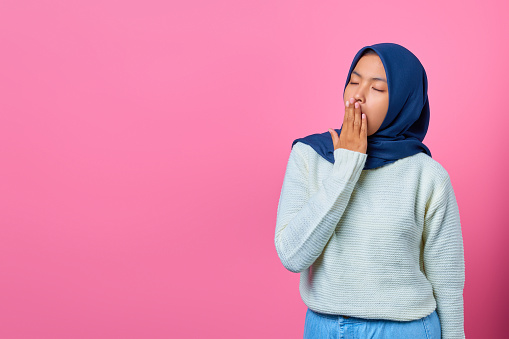 Potret Wanita Muda Asia Yang Cantik Merasa Mengantuk Dan Menutup Mulut