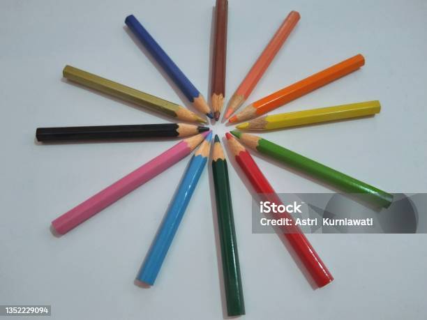 Pensil Berwarna Yang Berfungsi Untuk Mewarnai Gambar Foto Stok Unduh