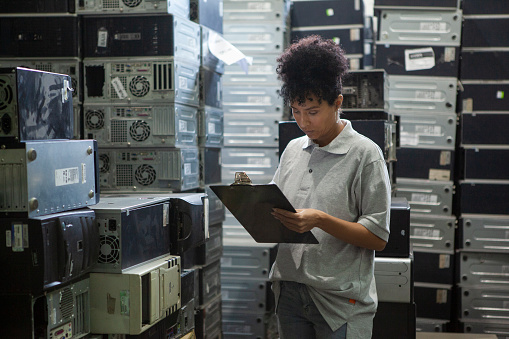 Trabajadora Afroamericana Haciendo Inventario En Planta De Reciclaje De ... Trabajadora Afroamericana Haciendo Inventario En Planta De Reciclaje De ...