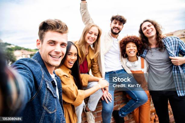 Photo libre de droit de Les Meilleurs Amis Multiculturels Samusent À ... Photo libre de droit de Les Meilleurs Amis Multiculturels Samusent À ...