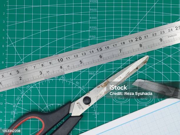 Tembakan Kertas Memotong Tikar Penggaris Pisau Bedah Dan Gunting Foto Stok Unduh Gambar