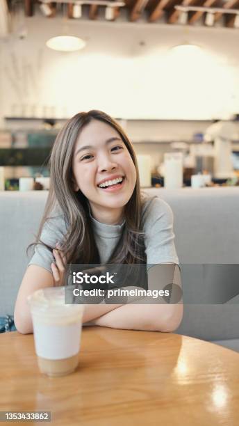 Wanita Muda Cantik Asia Gen Z Menikmati Menikmati Pancake Dan Smoothie ... Wanita Muda Cantik Asia Gen Z Menikmati Menikmati Pancake Dan Smoothie ...