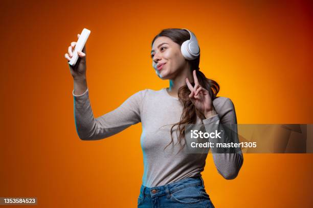 Potret Setengah Panjang Gadis Cantik Muda Yang Mendengarkan Musik Dan ... Potret Setengah Panjang Gadis Cantik Muda Yang Mendengarkan Musik Dan ...