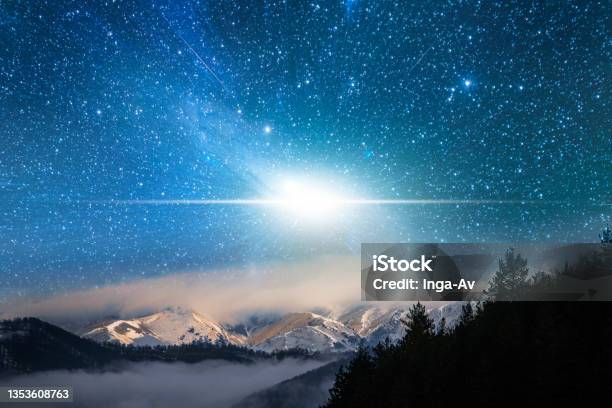 Adegan Malam Fantasi Langit Berbintang Di Atas Awan Gunung Foto Stok