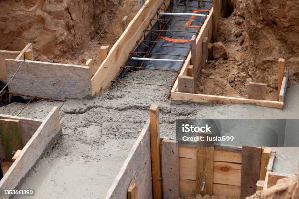 Verter Banco De Hormigón Armado Con Los Cimientos De Una Nueva Casa En ... Verter Banco De Hormigón Armado Con Los Cimientos De Una Nueva Casa En ...