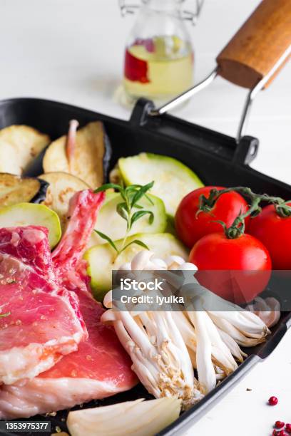 Steak Daging Sapi Mentah Di Tulang Dengan Sayuran Segar Dalam Panci