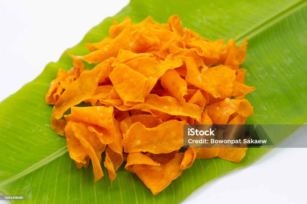 Keripik Ubi Jalar Pada Daun Pisang Foto Stok Unduh Gambar Sekarang