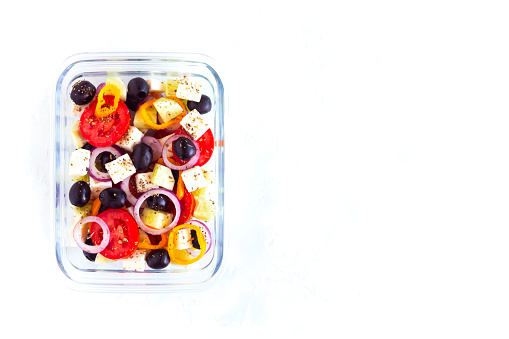Lucnhbox Mit Griechischem Salat Auf Weißem Hintergrund Stockfoto und ... Lucnhbox Mit Griechischem Salat Auf Weißem Hintergrund Stockfoto und ...