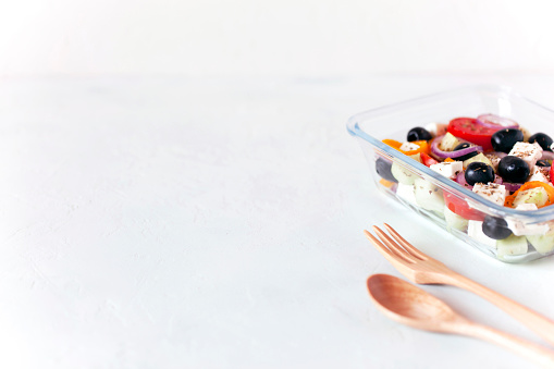 Lucnhbox Mit Griechischem Salat Auf Weißem Hintergrund Stockfoto und ... Lucnhbox Mit Griechischem Salat Auf Weißem Hintergrund Stockfoto und ...