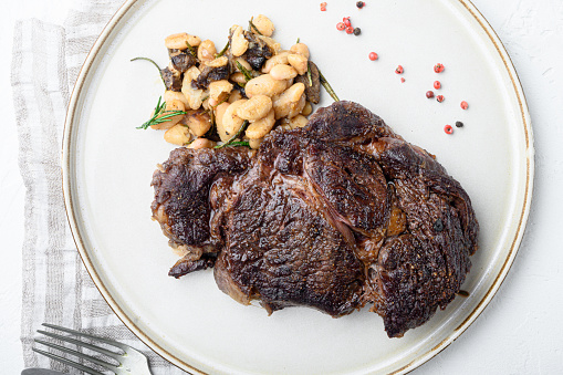 Panggang Daging Daging Sapi Rib Eye Steak Dan Sayuran Di Permukaan Batu