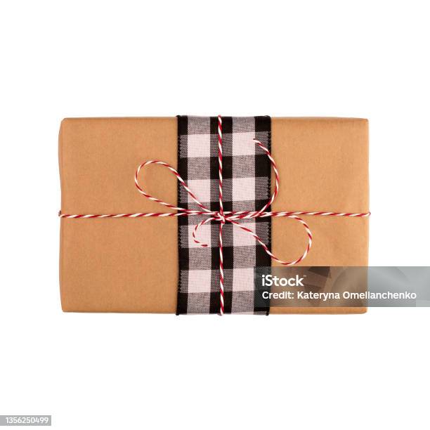 Hadiah Yang Dibungkus Kertas Cokelat Diisolasi Dengan Latar Belakang ... Hadiah Yang Dibungkus Kertas Cokelat Diisolasi Dengan Latar Belakang ...