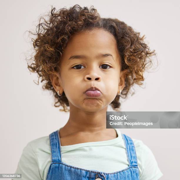 Foto Seorang Gadis Kecil Yang Menggemaskan Berdiri Sendirian Dan ... Foto Seorang Gadis Kecil Yang Menggemaskan Berdiri Sendirian Dan ...