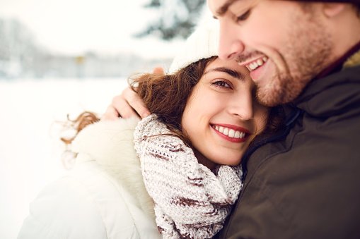 Photo Libre De Droit De Beau Couple Aimant Sembrassant En Hiver Banque