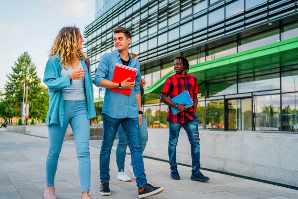Students Walking Pictures | Download Free Images on Unsplash