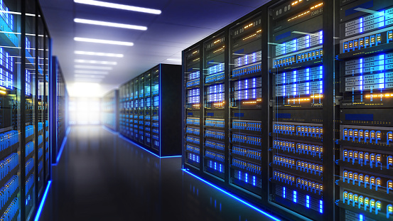 Bidikan Pusat Data Dengan Beberapa Baris Rak Server Yang Beroperasi