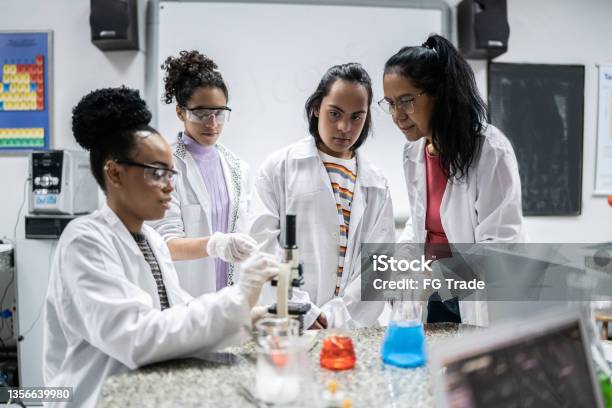 Photo Libre De Droit De Professeur De Chimie Enseignant Aux Étudiants